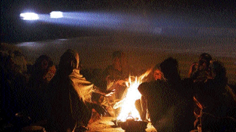 People huddle around bonfires as mercury dips in Steel City - The Hitavada