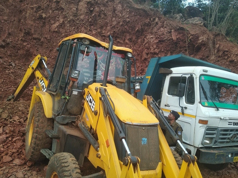 JCB, Hywa seized for illegal excavation of soil - The Hitavada