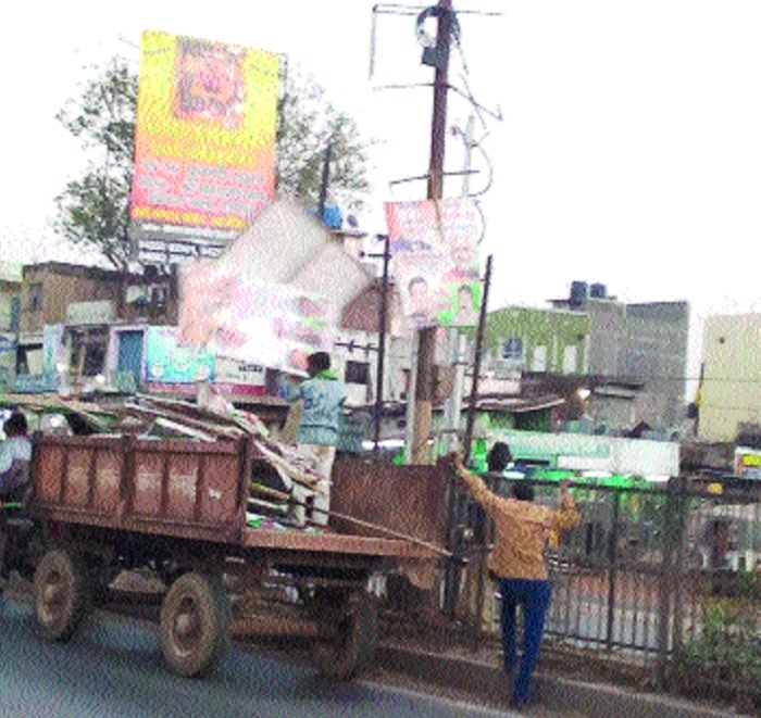 The Hitavada - BMC removes political hoarding, banners following model code