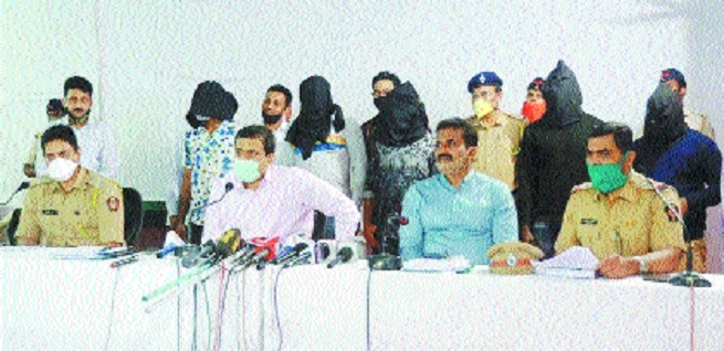 Five, including four Nigerians, arrested for duping ex-Army nurse of Rs ...