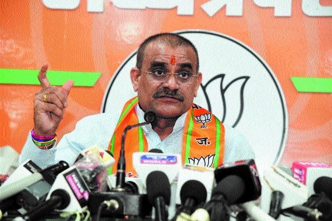 Cong failed to fulfill old promises, yet came up with another Vachan ...