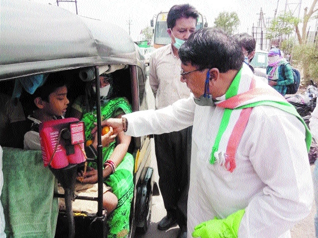 Congress leader P C Sharma gives food, water to migrating labourers ...