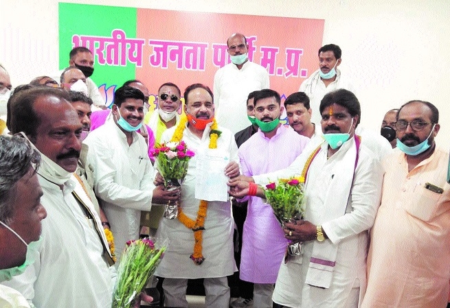 Chairmen, ex-Chairmen of civic bodies meet Gopal Bhargava - The Hitavada