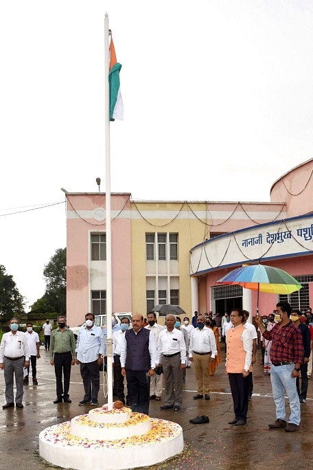 NDVSU VC unfurls tricolour - The Hitavada