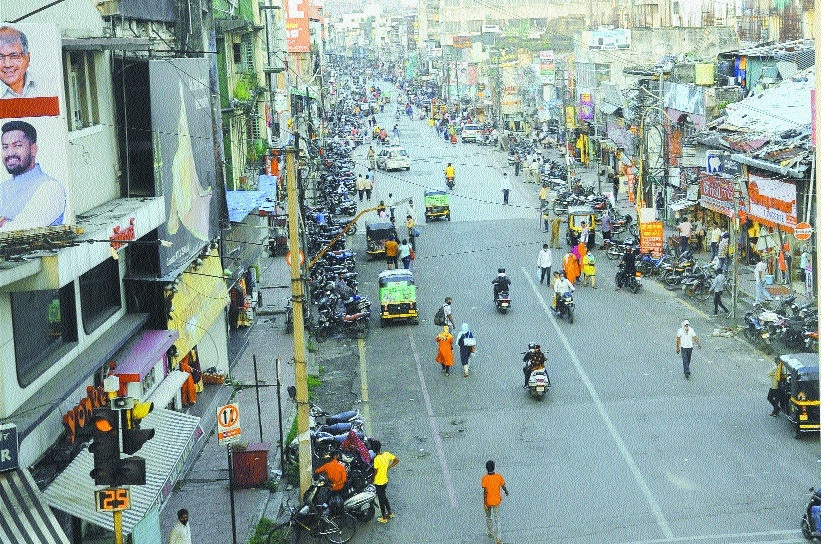 CP visits Itwari, Sitabuldi markets, warns of action against social ...