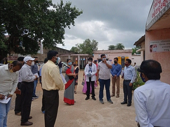 Collector Singh checks COVID status during visit - The Hitavada