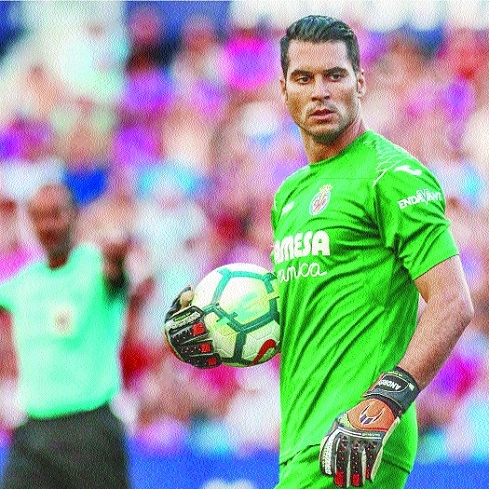 Spanish footballer Fernandez pledges support to Slum Soccer - The Hitavada