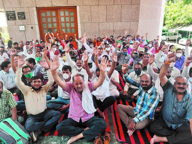 Mandi Board employees stage indefinite dharna - The Hitavada