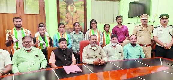 Mayor Tiwari fetes medal winning boxers - The Hitavada