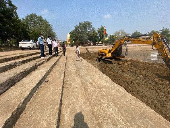 BMC undertakes cleaning of ghats for Chhath - The Hitavada
