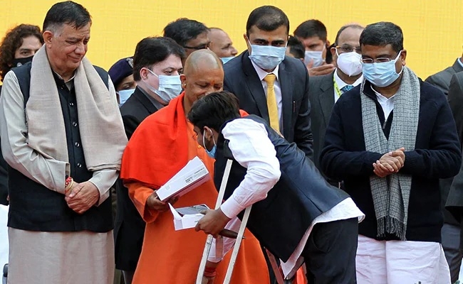 Yogi kickstarts campaign to distribute tablets, smartphones to 1 cr UP ...