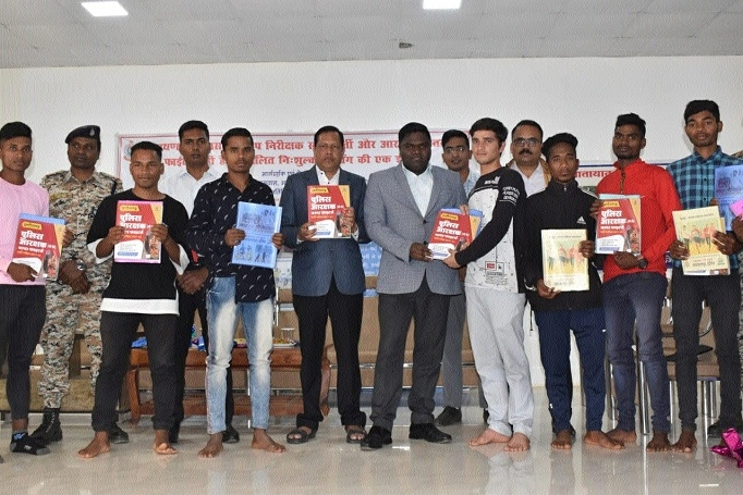 1,000 education kits given to candidates for Bastar Fighter - The Hitavada