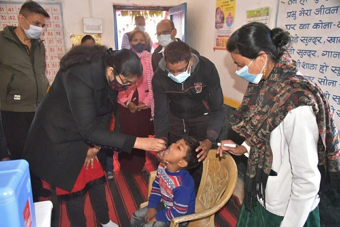 Mandla Collector administers polio drops to Baiga kids - The Hitavada