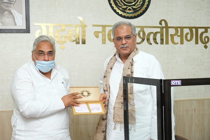 Arun Vora donates Rs 11 lakh in CMRF - The Hitavada