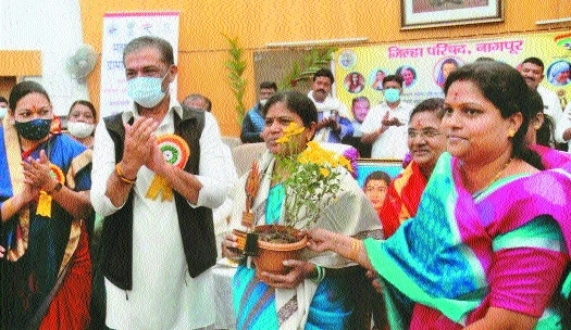 Kedar fetes swimmer Dhurve - The Hitavada