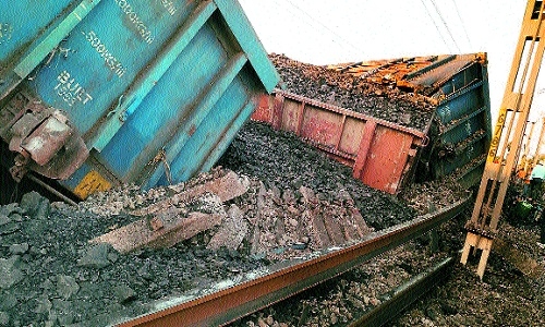 Goods train’s derailment creates chaos on Mumbai-Howrah route - The ...