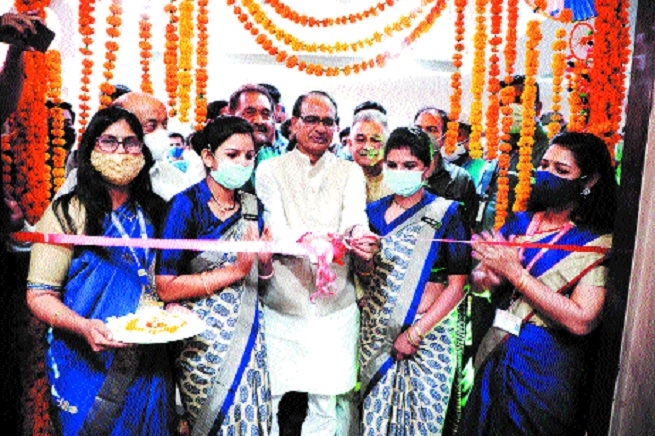 Chouhan inaugurates Didi Cafe in Mantralaya - The Hitavada