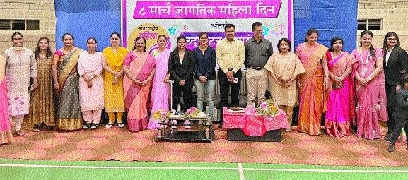 DSO felicitates meritorious women - The Hitavada