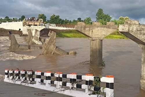 Only 50 pc work on dilapidated bridge on Wainganga completed - The Hitavada