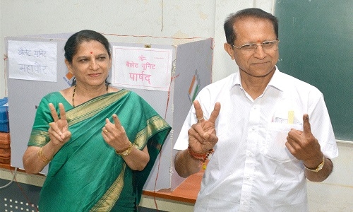 BJP’s Dr Jamdar casts vote - The Hitavada