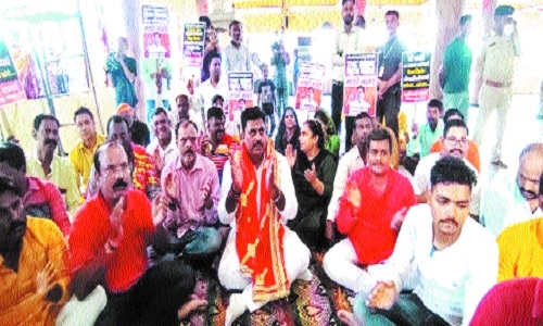 BJP MLA Rameshwar Sharma performs Sadbudhhi Yagya - The Hitavada