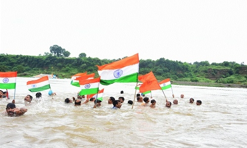 ‘Akhand Sankalp Tiranga Yatra’ swimmers brave raging Narmada - The Hitavada