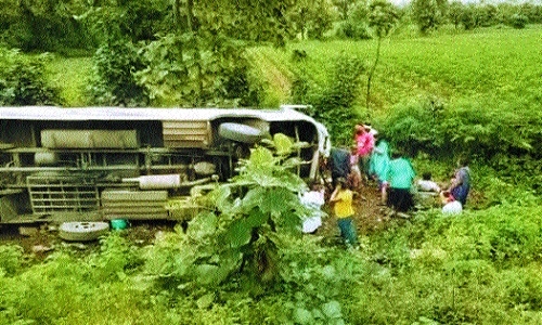 31 injured as bus falls into gorge near Hingna - The Hitavada