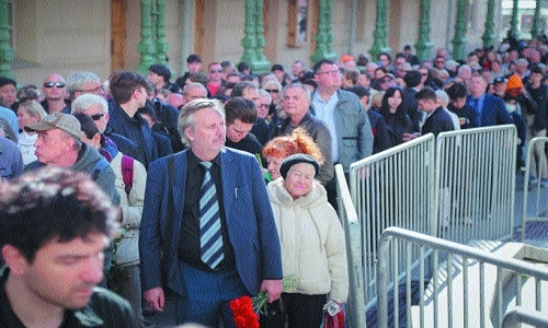 Hundreds line up to pay tribute to Gorbachev - The Hitavada