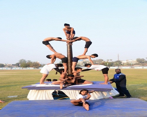 47 Army School kids’ performance on Malkhamb wins hearts - The Hitavada