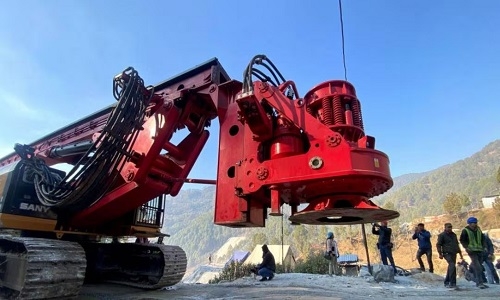 Rescuers mull vertical, manual drilling options - The Hitavada