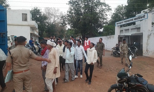 Waraseoni cops arrest 22 accused for using fake receipt to take away ...