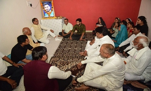 CM Chouhan pays condolence visit at Shiv Kumar, Narayan Patel’s residences - The Hitavada