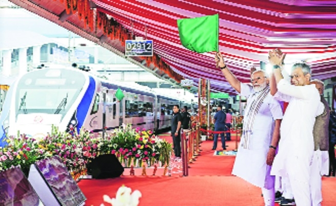 Modi flags off five Vande Bharat trains from Bhopal - The Hitavada