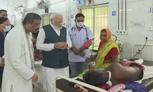 PM Modi visits crash survivors at Balasore hospital - The Hitavada