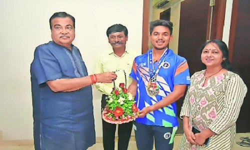 Gadkari fetes archer Deotale - The Hitavada
