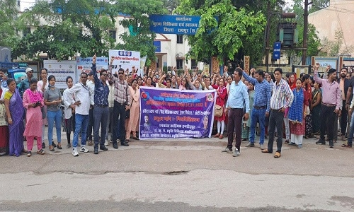 Indefinite strike of health employees continues - The Hitavada