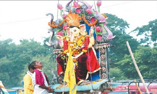 Devotees bid tearfuladieu to Ganpati Bappa - The Hitavada