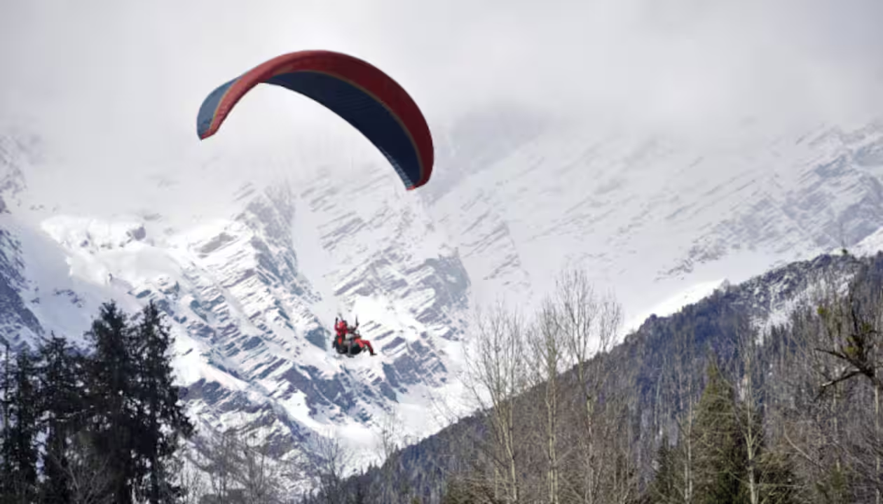 Paraglider killed after mid-air collision - The Hitavada