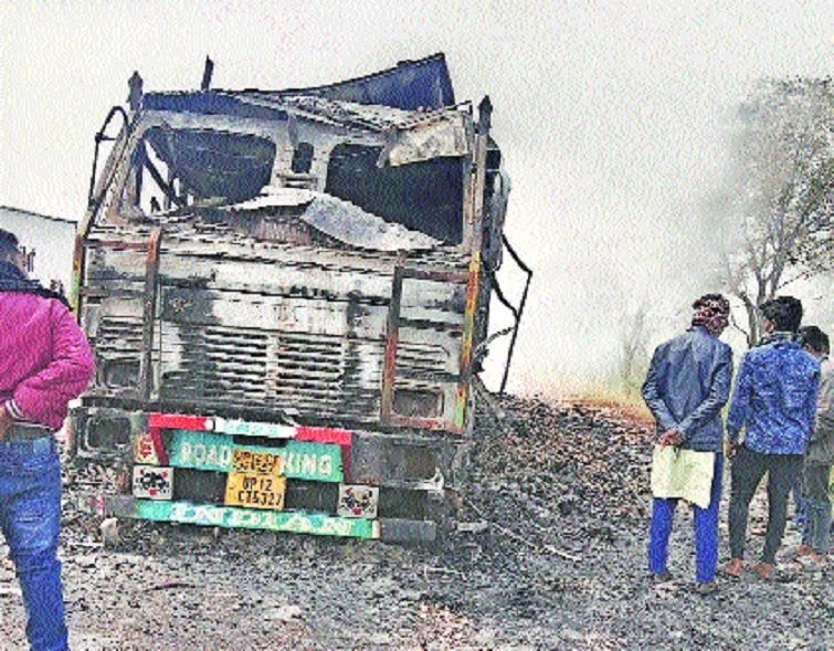 Truck loaded with scrap currency notes catches fire near Wardha - The ...