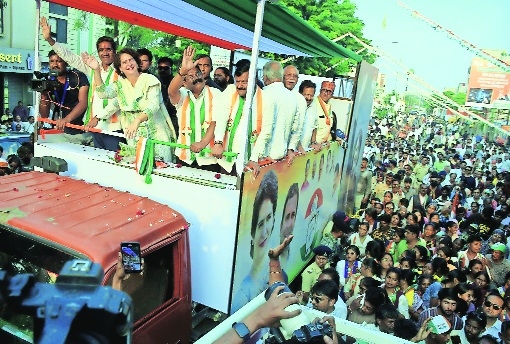 Overwhelming response to Priyanka Gandhi’s roadshow - The Hitavada