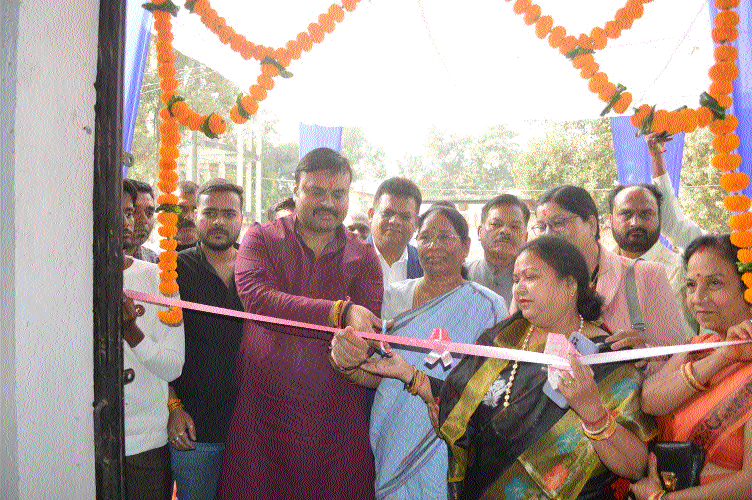 MLA Abhilash Pandey, MP Sumitra Valmiki inaugurate Mukhyamantri ...