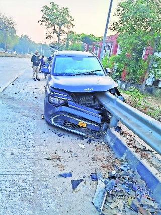 Fatal mishap in Kamptee Car rams into roadsiderailing; one killed, 2 ...