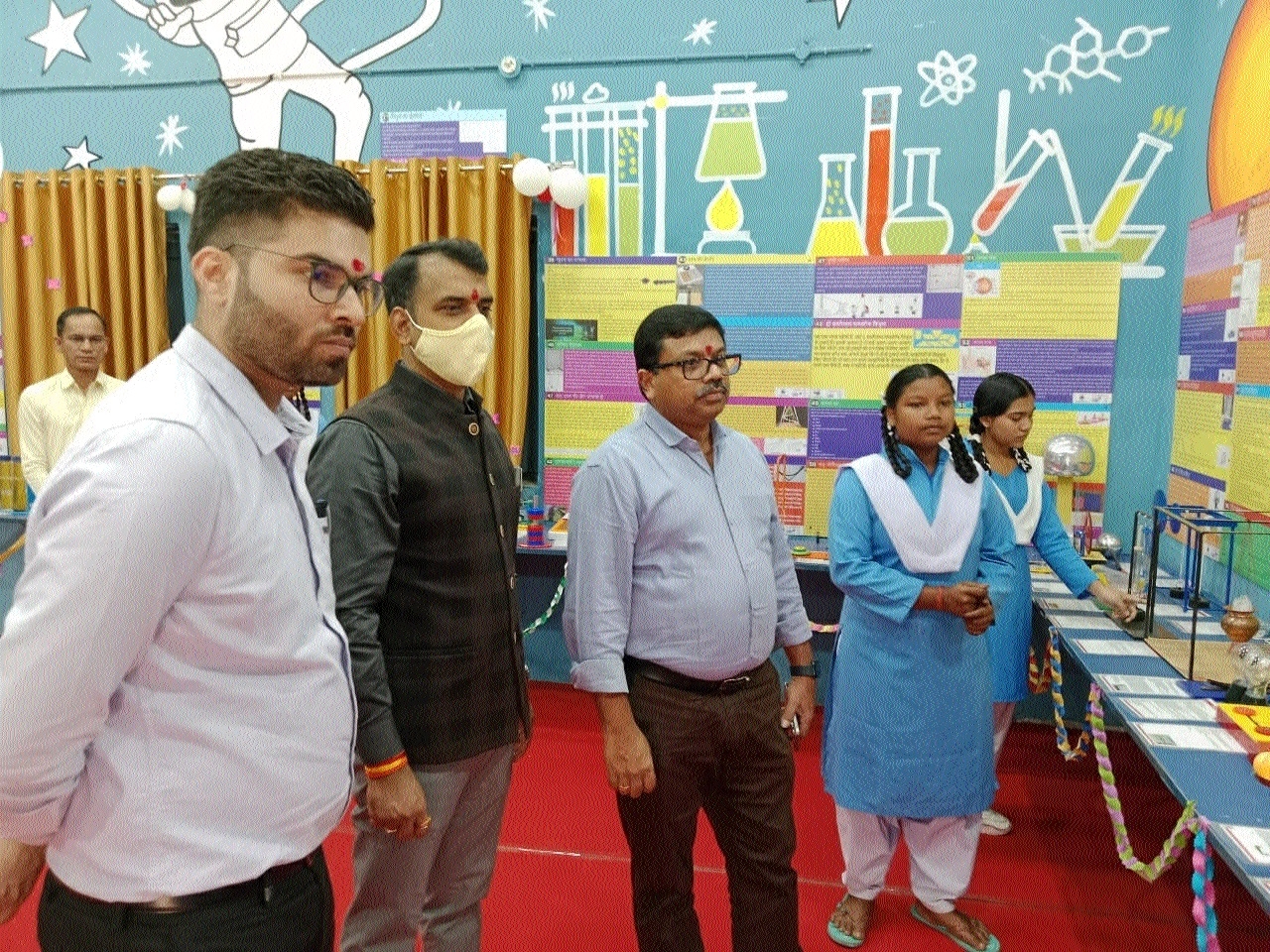 Principal Secy, Mandla Collector inspect STEM Lab at Rani Avanti Bai ...