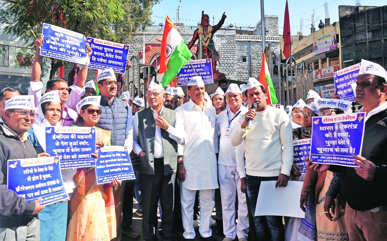 Maha Vikas Aghadi leaders protest against EVMs - The Hitavada