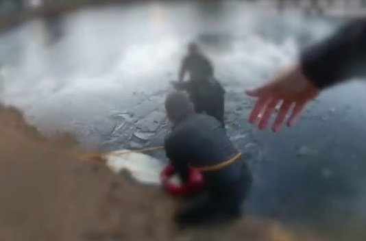 Cops’ swift action saves mother, child from drowning in Upper Lake ...