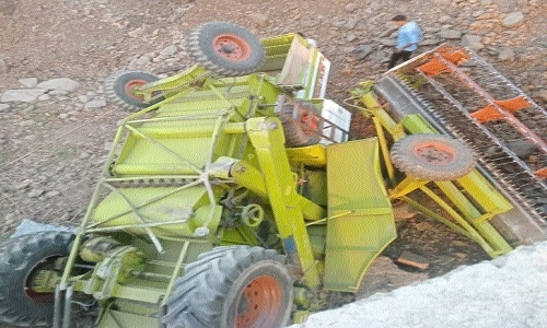Harvester plunges into 20 feet deep valley killing four - The Hitavada