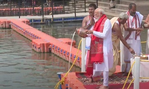 Modi prays at Dashashwamedh Ghat, visits Kaal Bhairav temple - The Hitavada