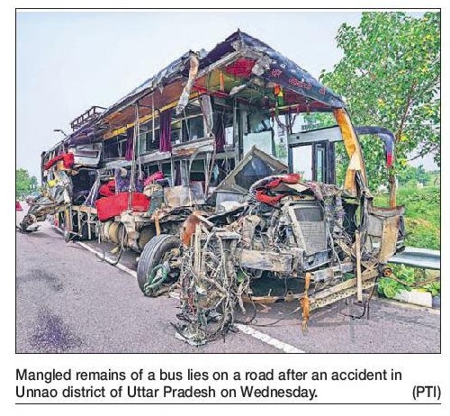 18 killed, 19 hurt as bus hits tanker in UP - The Hitavada