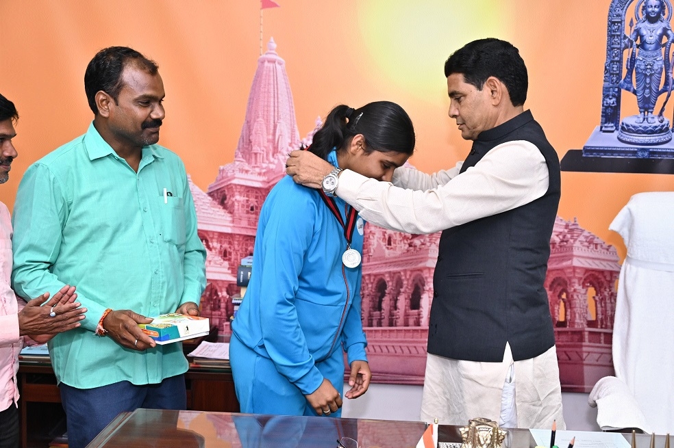 Minister honours fencer Rupali Sahu - The Hitavada