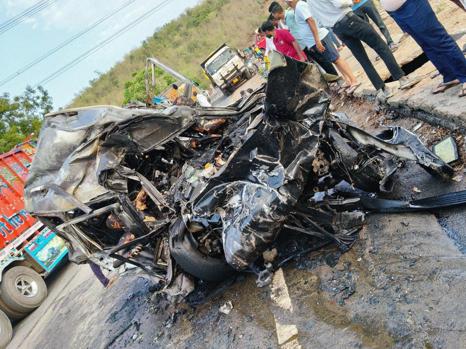 Two persons burnt alive after dumper rams into car in Barela - The Hitavada